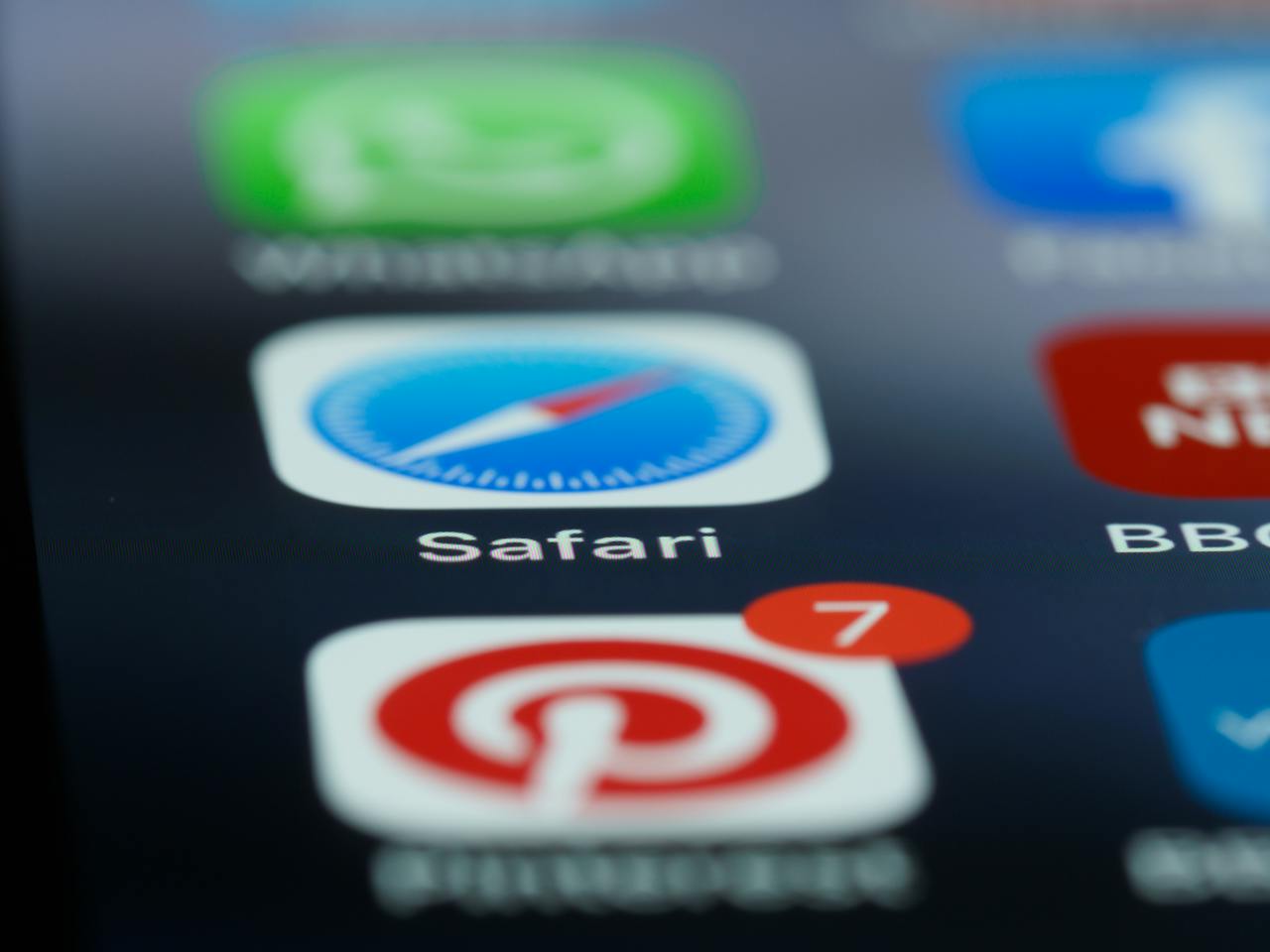 Cara Bagikan Foto dan Video via Dokumen di WA iOS, Fitur Terbaru ...