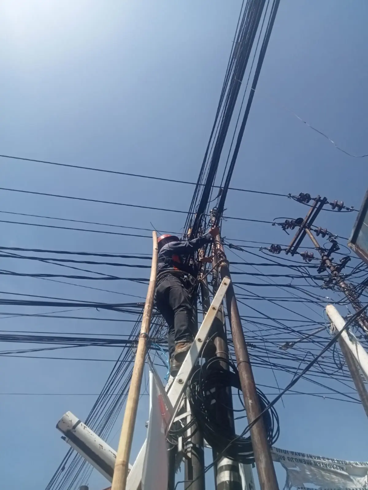 Kepedulian PLN Icon Plus Terhadap Keindahan dan Keselamatan Masyarakat dengan Perapihan dan ...