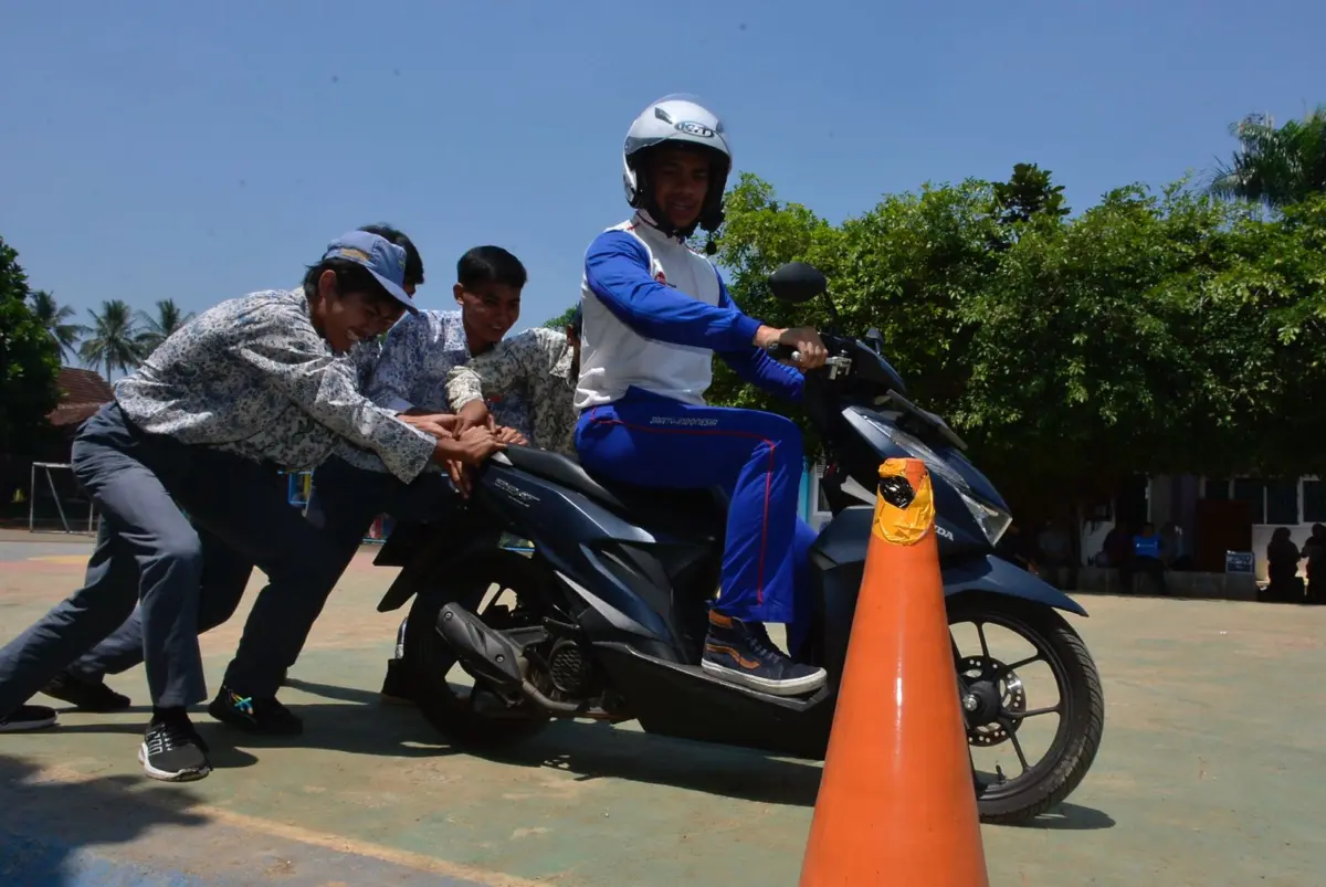 DAM Edukasi Pelajar SMAN 1 Cipeundeuy Jadi Pelopor #Cari_Aman di Jalan ...